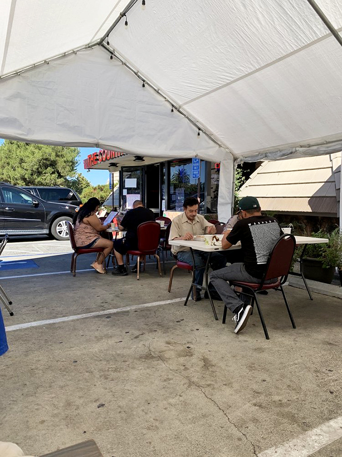 Pandemic pivoting at its finest—outdoor seating under a protective tent. Even a global crisis couldn't keep breakfast enthusiasts from their Country Way fix.