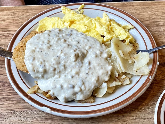 Breakfast nirvana: crispy hash browns, fluffy scrambled eggs, and that gravy again—the unofficial state condiment of Ohio. Worth setting the alarm for.