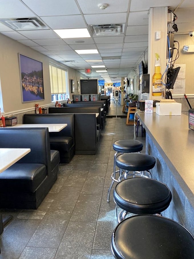 The dining area—simple, straightforward, and focused on what matters. Like a Broadway theater where the sandwich is the star.