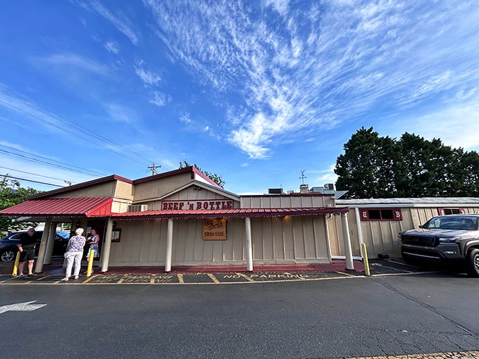 Beef 'N Bottle's no-nonsense exterior is the culinary equivalent of a poker face—hiding decades of steak mastery behind humble walls.