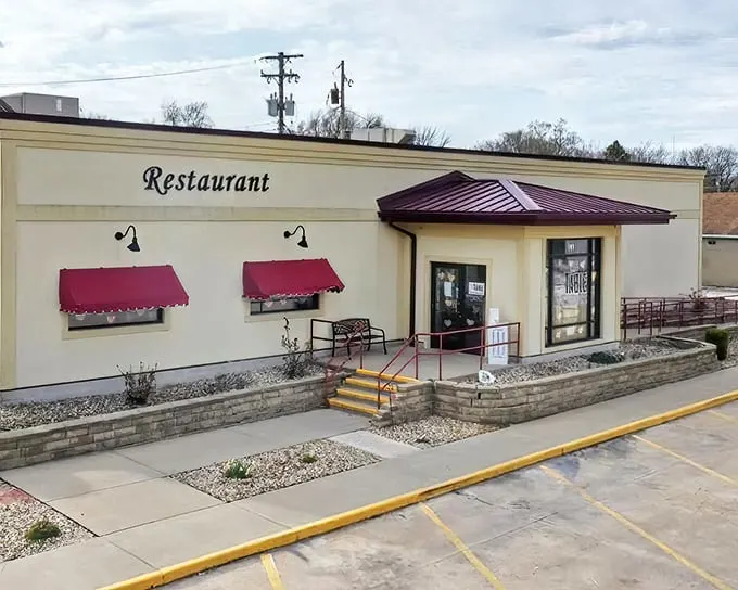 Watseka Table's unassuming exterior hides breakfast treasures within – like a delicious secret waiting to be discovered.