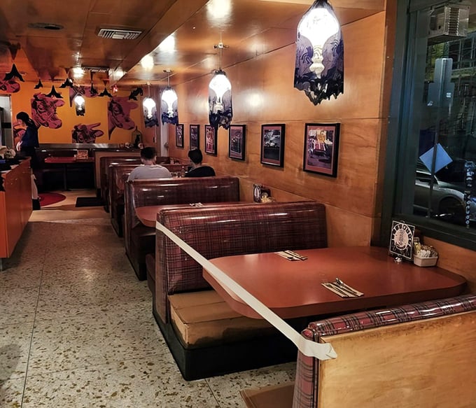 These booths have witnessed first dates, breakups, and brilliant ideas – all while serving up comfort food under the glow of uniquely funky pendant lights.