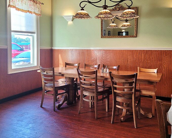 Wood paneling, Tiffany-style lamps, and sturdy wooden chairs—this dining space feels like Sunday dinner at grandma's, if grandma fed fifty people at once.