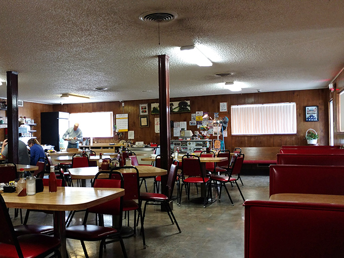 No Edison bulbs or reclaimed wood here – just honest lighting, comfortable seating, and the promise of a meal that satisfies.