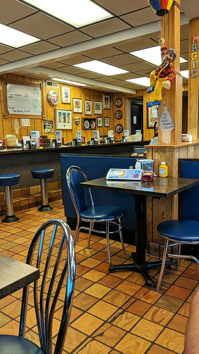 Wood paneling and blue booths—the unofficial uniform of classic American diners. Not designed by an Instagram influencer, but by decades of practical comfort.