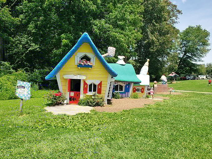 The perfect starter home for any bear family – complete with slightly-too-small chairs and porridge-friendly kitchen. Just right!
