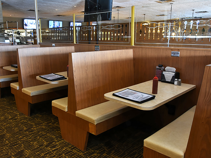 These wooden booths have witnessed countless first dates, family celebrations, and pre-Packers game strategies over decades of faithful service.
