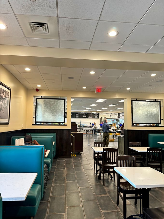 The dining room strikes that perfect balance between "nice enough for a business lunch" and "comfortable enough to lick your fingers." Function meets just enough form.