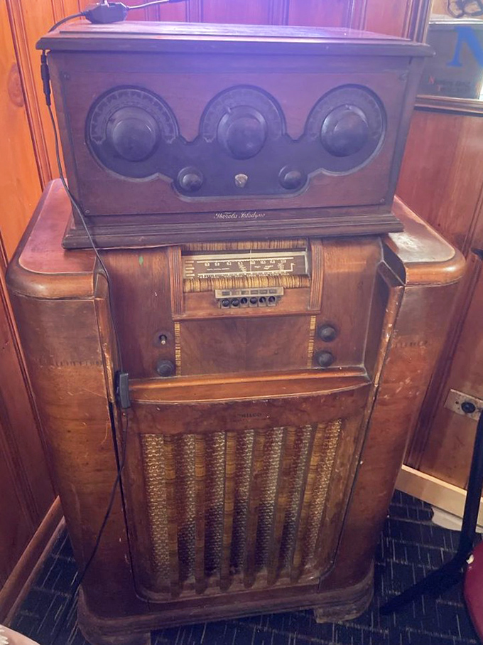 This vintage radio isn't just decoration – it's a time machine to when pizza joints were community gathering spots.