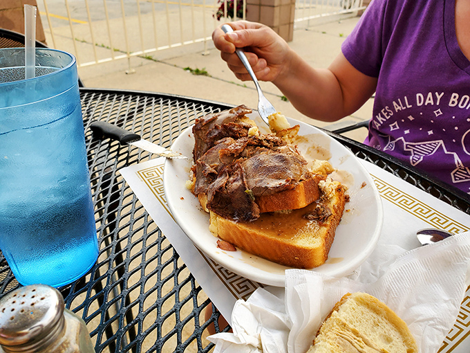 Al fresco dining with a serious roast beef sandwich—proof that sometimes the simplest pleasures are the most satisfying. That meat looks fork-tender.