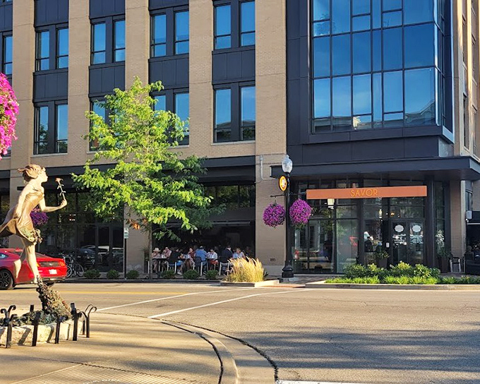 Sidewalk dining at Savor creates the perfect stage for people-watching—a sport that costs nothing but delivers priceless entertainment.