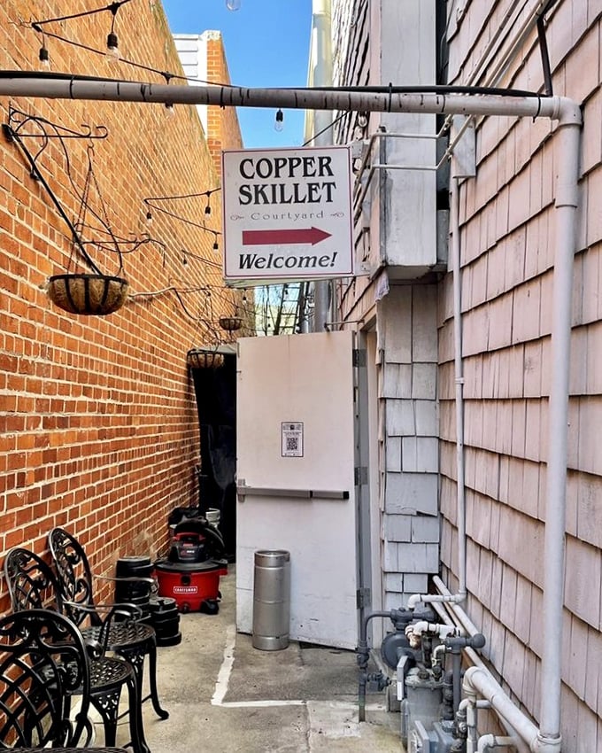 Even the back entrance has character—a hidden pathway to breakfast paradise that locals know all too well.