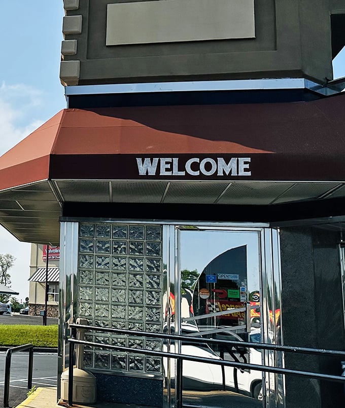 The entrance beckons with that simple "WELCOME" – diner-speak for "abandon your diet, all ye who enter here."