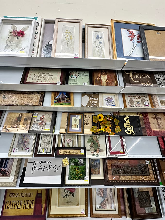 Wall art for every taste – from "Live Laugh Love" philosophy to floral watercolors that grandma would absolutely approve of.