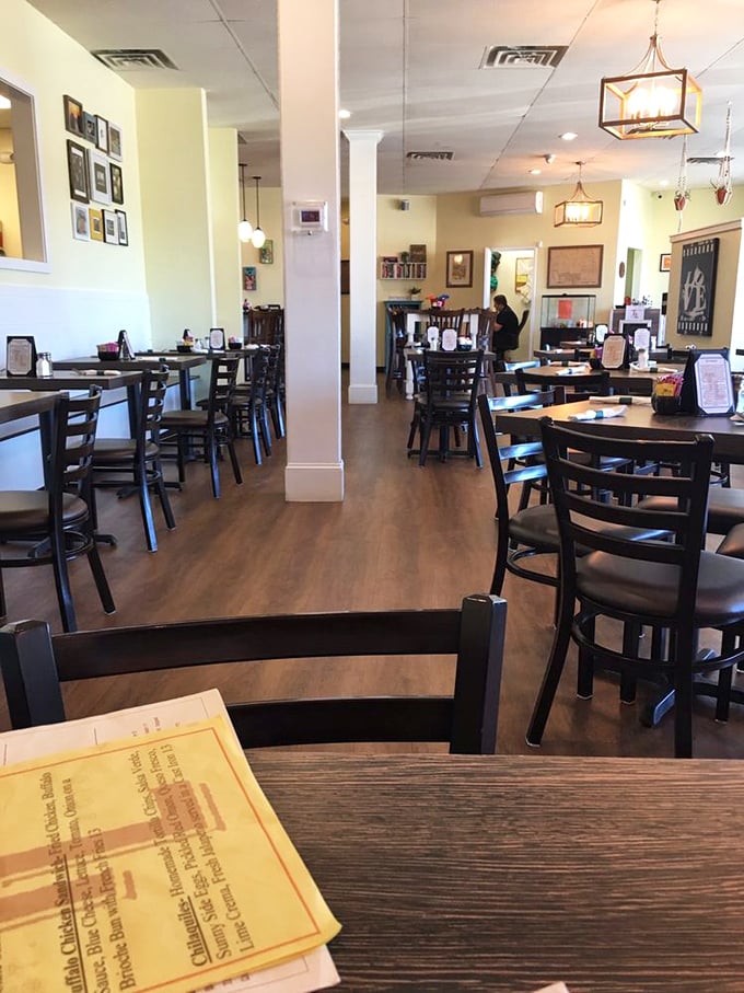 Where modern meets cozy, and everybody wins – especially your appetite and your Instagram feed.