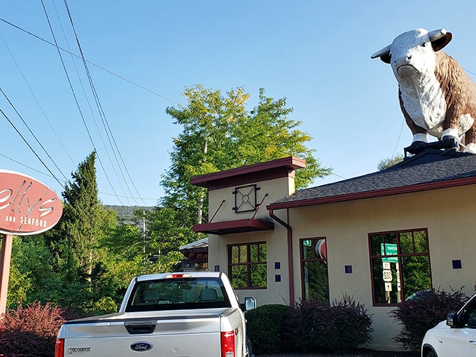 The legendary cow on the roof isn't just decoration—it's a promise of what awaits inside this Boalsburg institution. No GPS needed; just follow the bovine beacon.