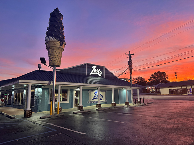 That iconic turquoise exterior isn't just eye-catching—it's a beacon of comfort food that's been calling to hungry South Carolinians for generations.