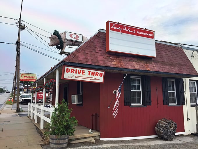 The iconic red building with a pig on the roof isn't just eye-catching—it's a smoke signal to BBQ lovers that they've found their promised land.