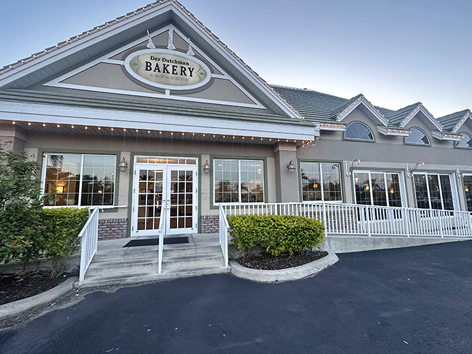 Der Dutchman's welcoming exterior promises comfort food paradise with its distinctive green roof and inviting front porch—architectural amuse-bouche for the feast within.