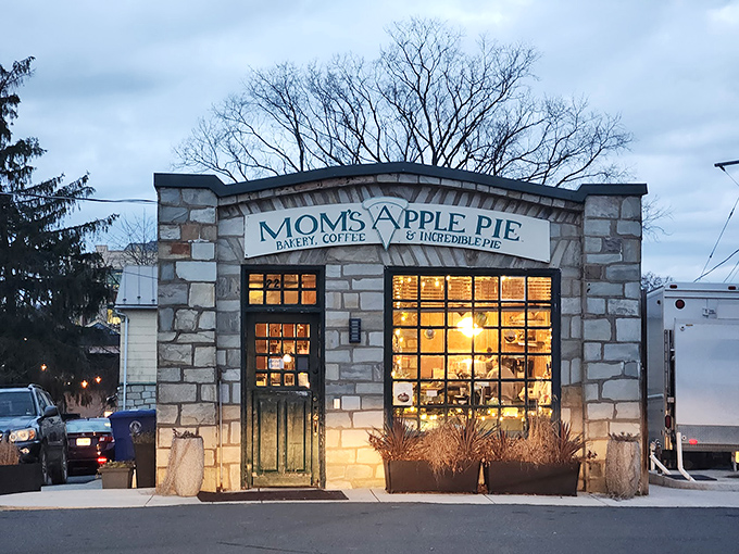 The stone cottage exterior glows at dusk, like a beacon of buttery hope for dessert pilgrims. Mom's Apple Pie isn't just a bakery—it's a destination.