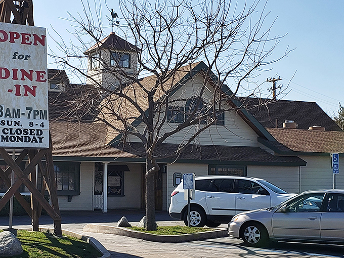 The charming farmhouse exterior of Hodel's stands like a comfort food lighthouse in Bakersfield, beckoning hungry travelers with promises of home-style abundance.