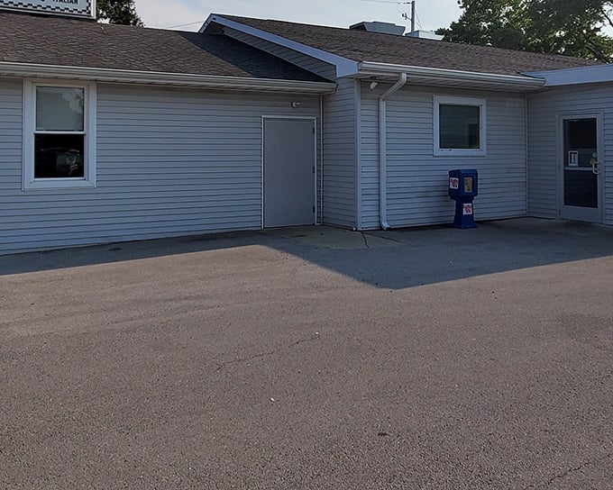 The unassuming exterior of Dark Horse Restaurant proves once again that culinary treasures often hide in plain sight.