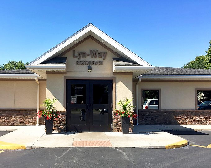The unassuming exterior of Lyn-Way Restaurant proves once again that culinary treasures often hide behind modest facades. Like finding Shakespeare in paperback.