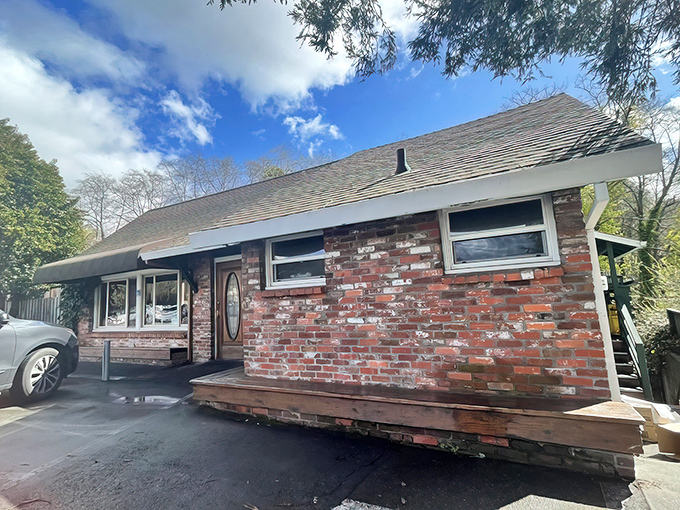 The unassuming brick exterior of Hank's Creekside might not scream "culinary destination," but locals know better. Breakfast paradise awaits behind that modest door.