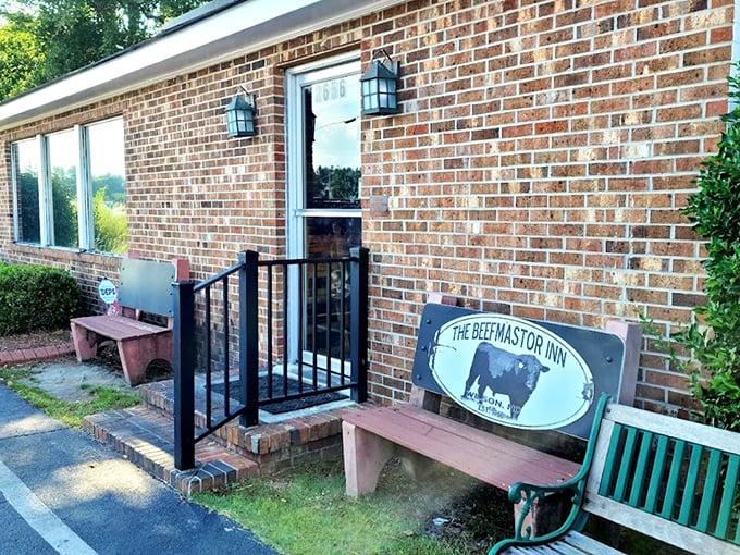 The unassuming brick exterior of The Beefmastor Inn proves once again that culinary greatness often hides in plain sight.