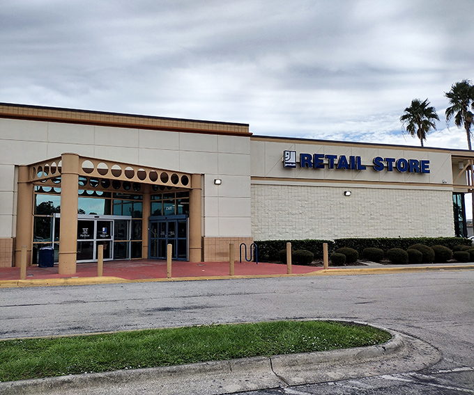 The unassuming exterior of treasure-hunting paradise. Like a poker champion with a winning hand, this Goodwill keeps its secrets until you step inside.