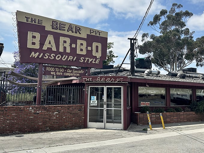 That vintage sign says it all: Missouri-style barbecue in the heart of the Valley. Like finding a unicorn that serves ribs.