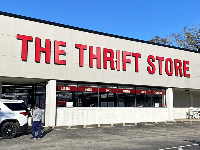 Bold red letters against white brick – like a no-nonsense invitation to treasure hunting. The straightforward name says it all: adventures await inside.