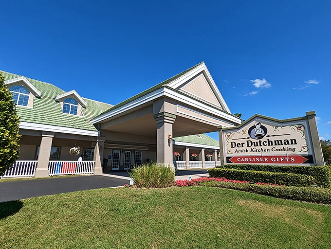 Der Dutchman's welcoming exterior promises comfort food paradise with its distinctive green roof and inviting front porch—architectural amuse-bouche for the feast within.