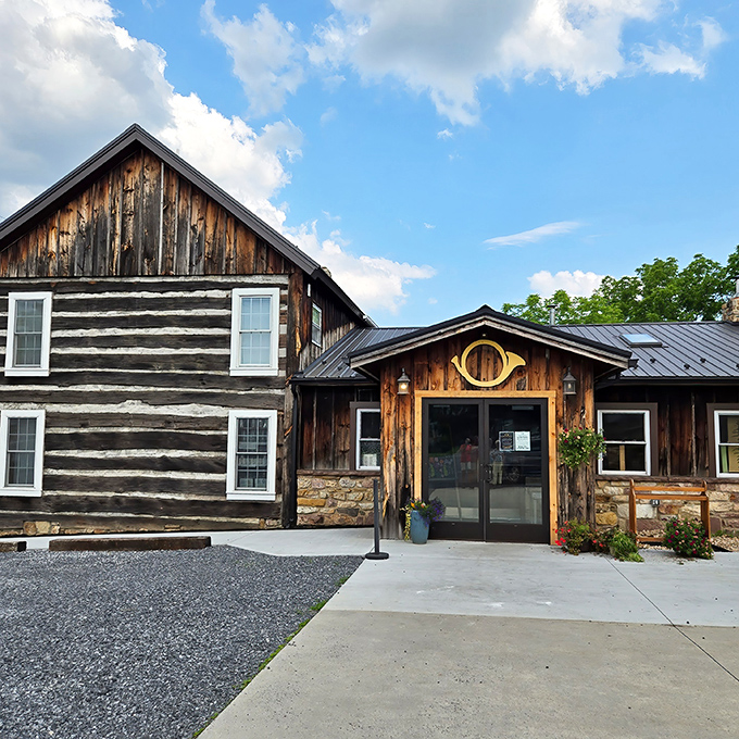 This isn't just a log cabin—it's a culinary time machine disguised as Pennsylvania's most charming restaurant. The hanging flower baskets are just showing off.