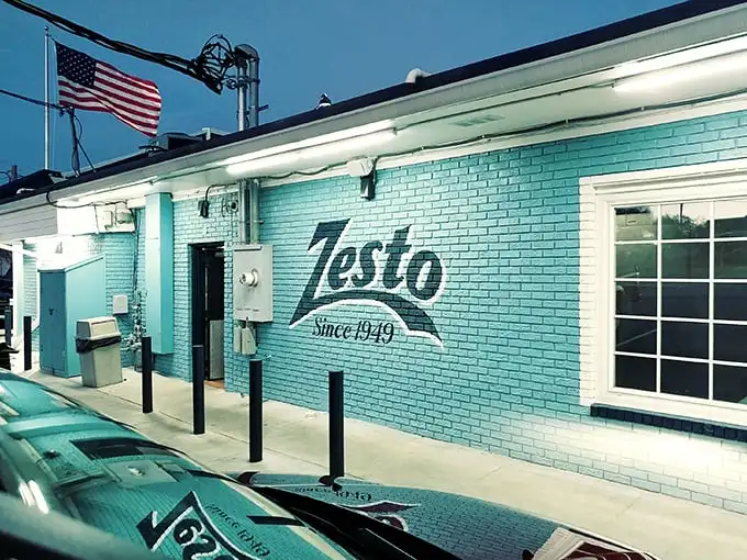 That iconic turquoise exterior isn't just eye-catching—it's a beacon of comfort food that's been calling to hungry South Carolinians for generations.