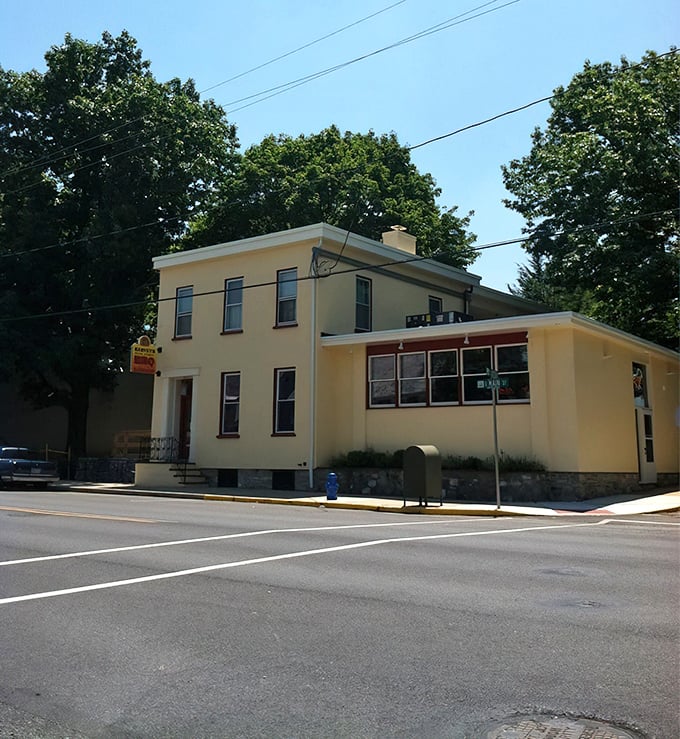 The bright yellow exterior of Harvey's Main Street BBQ announces itself with a banner that doesn't mince words: "The pig is cooking." Consider yourself warned—and enticed.
