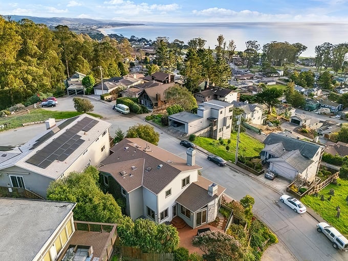 El Granada unfolds like a California dream – hillside homes cascading toward the Pacific, where fog and sunshine play their daily game of hide and seek.