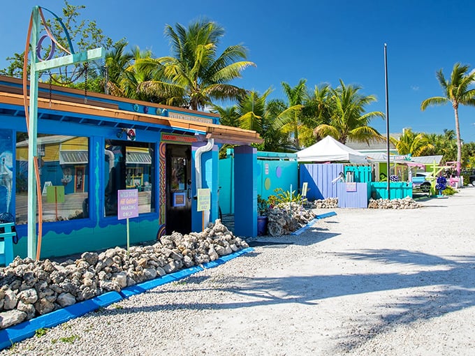 Those vibrant buildings aren't just colorful – they're practically auditioning for a starring role in a tropical dream sequence.