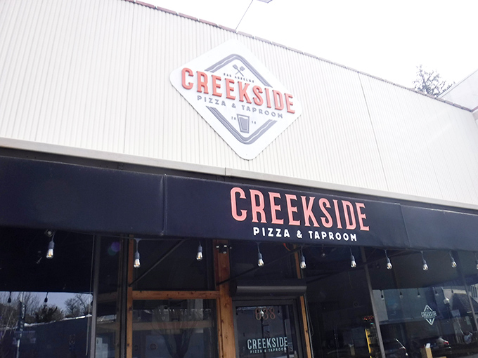 The unassuming exterior of Creekside Pizza & Taproom – proof that culinary treasures often hide behind modest facades.