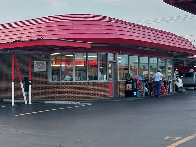 That iconic red roof beckons like a culinary lighthouse, promising comfort food treasures that generations of Virginians have treasured since long before Instagram existed.