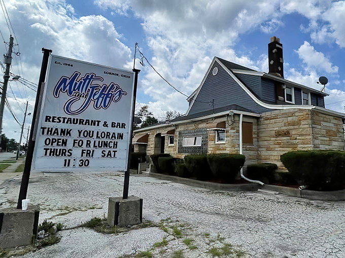 That sign promises good times ahead – and Mutt & Jeff's delivers on every single word of it.