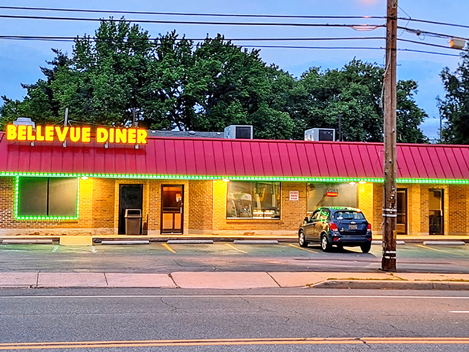 That iconic red roof and cheerful pennant flags aren't just eye-catching—they're a breakfast beacon calling hungry Delawareans home like a culinary lighthouse.