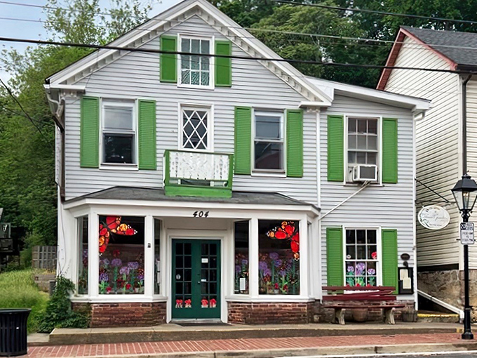 This historic Occoquan gem hides breakfast magic behind its unassuming facade—your taste buds will thank you for finding it.