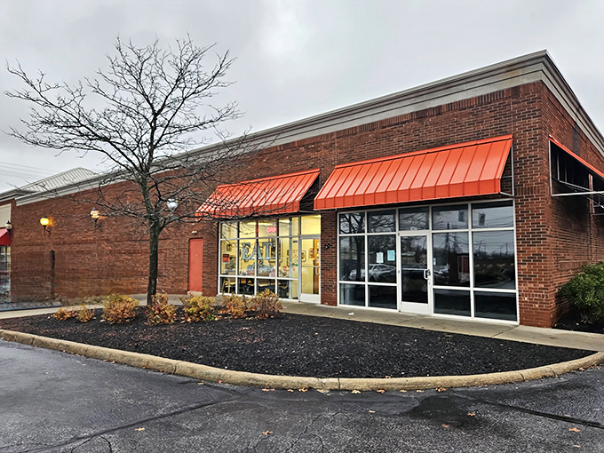 The unassuming exterior promises nothing and delivers everything – classic American diner democracy at its finest.