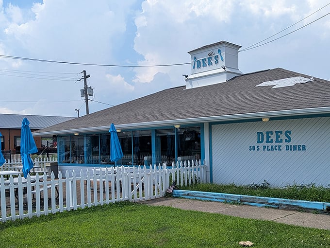 The turquoise-trimmed exterior of Dee's 50's Place Diner promises a time-traveling feast. That white picket fence isn't just for show—it's containing all the nostalgia that might otherwise escape.