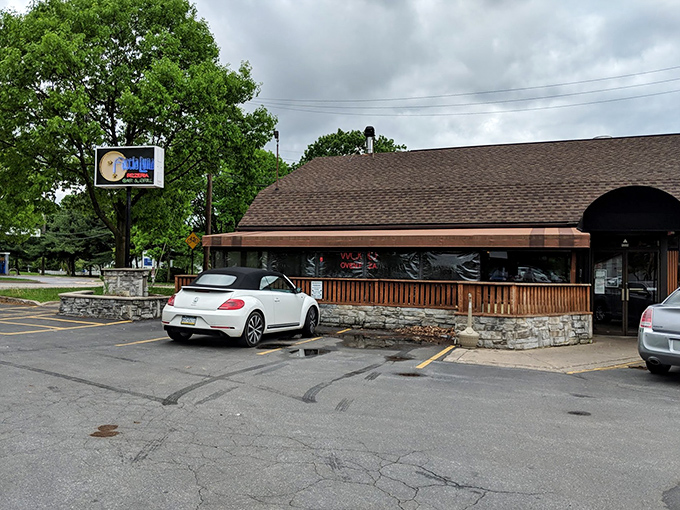 The unassuming exterior of Faccia Luna belies the culinary magic happening inside. Like finding a Picasso at a yard sale, this modest storefront holds treasures.