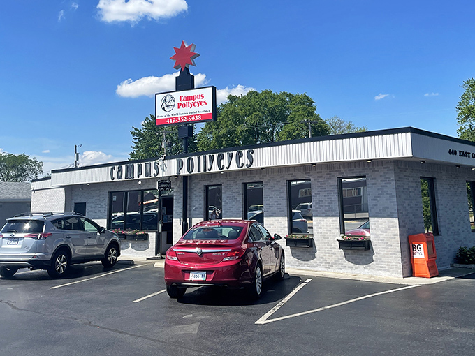 The unassuming exterior of Campus Pollyeyes, where that iconic red star sign has guided hungry pilgrims to breadstick nirvana for generations.