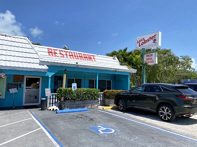 That turquoise exterior isn't just eye-catching – it's practically broadcasting "fresh seafood paradise" to every passing car.