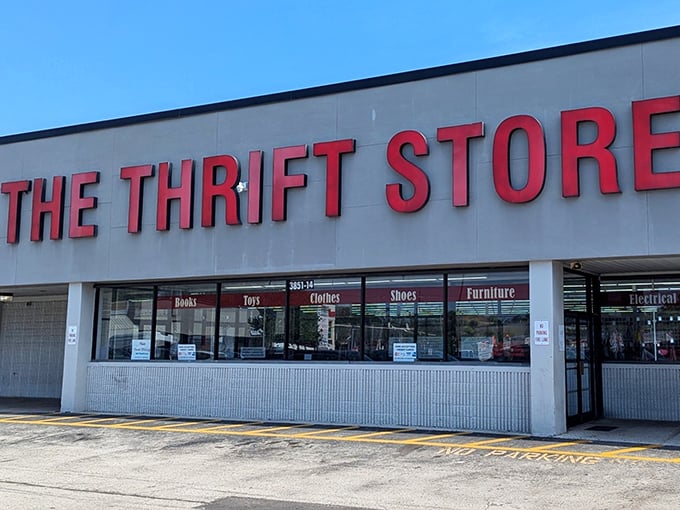 Bold red letters against white brick – like a no-nonsense invitation to treasure hunting. The straightforward name says it all: adventures await inside.