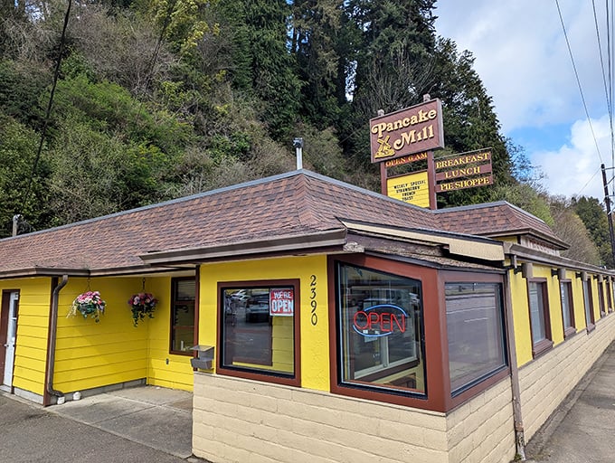 The bright yellow exterior of Pancake Mill isn't trying to win architectural awards—it's too busy perfecting breakfast. This cheerful roadside beacon has "slam on your brakes" written all over it.